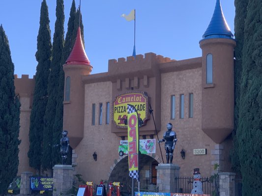 CAMELOT GOLFLAND PIZZA PARLOR - Updated December 2025 - 62 Photos & 47 ...