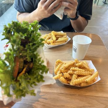 SHAKE SHACK PASADENA - Updated September 2025 - 542 Photos & 430 ...