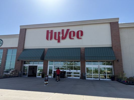 HY-VEE - Updated January 2026 - 188 Photos & 33 Reviews - 4221 W Circle ...