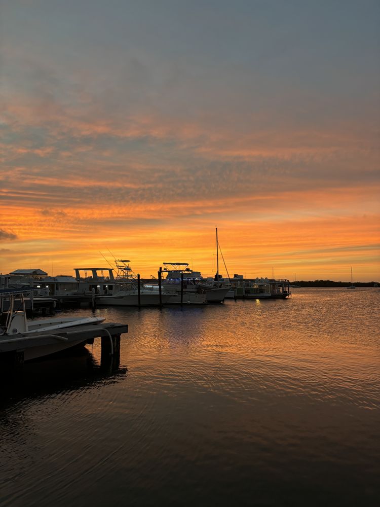 DIVE BAR ON THE BAY - Updated July 2025 - 38 Photos - 200 Florida Ave ...