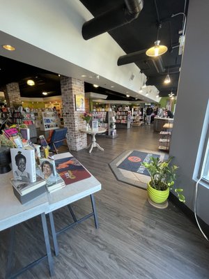 UNDERGROUND BOOKS - Updated March 2025 - 90 Photos & 77 Reviews - 2814 ...