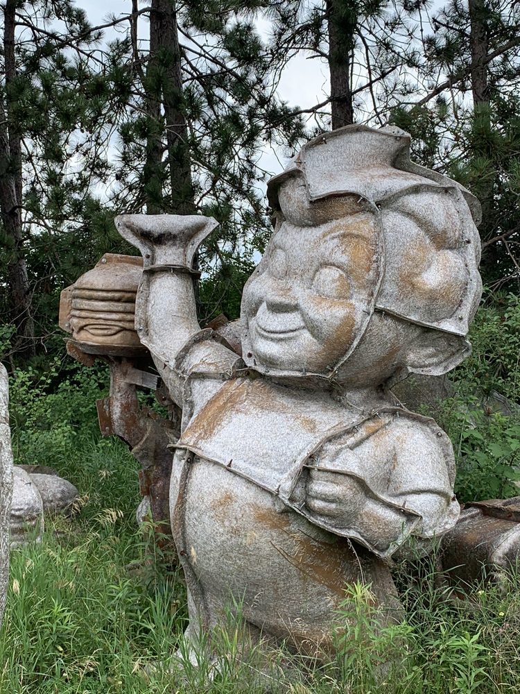 FAST FIBERGLASS STATUE GRAVEYARD - 25 Photos - 14177 County Hwy Q ...