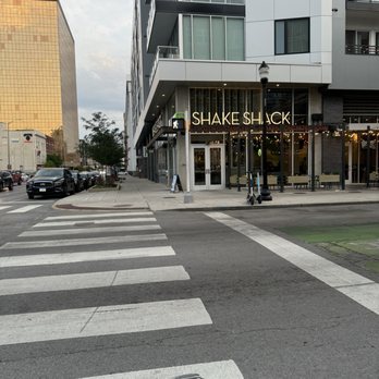 SHAKE SHACK DOWNTOWN INDIANAPOLIS - Updated December 2025 - 102 Photos ...