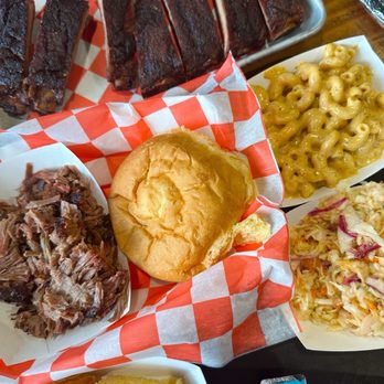 OFF THE RAILS BARBEQUE AND DRAFTHOUSE - Updated December 2025 - 142 ...