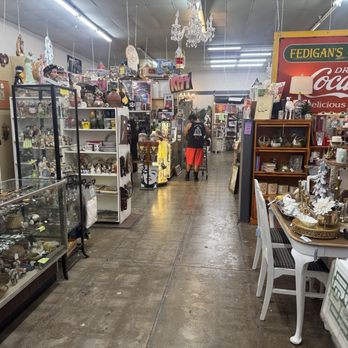 MERCHANT SQUARE ANTIQUE MARKETPLACE - Updated August 2025 - 593 Photos ...