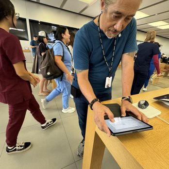 APPLE ALA MOANA - Updated December 2025 - 385 Photos & 689 Reviews ...