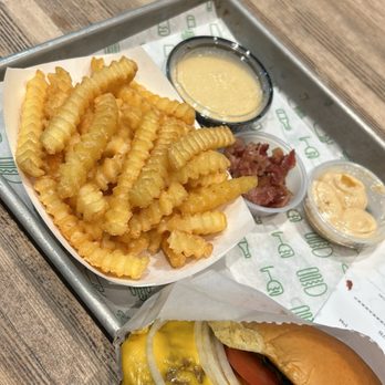 SHAKE SHACK PASADENA - Updated May 2024 - 423 Photos & 361 Reviews ...