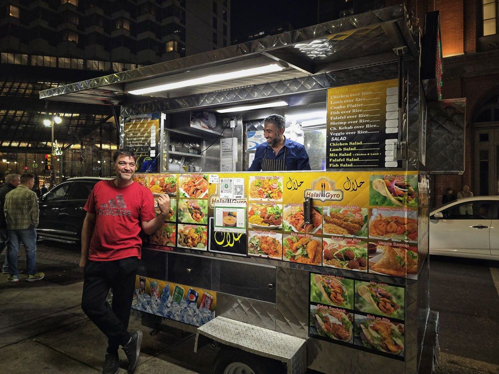 HALAL HOT HUB - Updated June 2025 - 12 Photos - 230 S Broad St ...