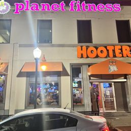 HOOTERS - Updated July 2025 - 620 Photos & 640 Reviews - 61-09 190th St ...
