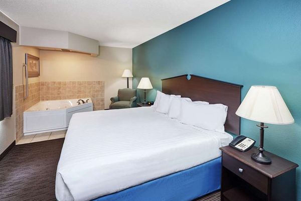 AMERICINN BY WYNDHAM GREEN BAY EAST - Updated January 2025 - 40 Photos ...