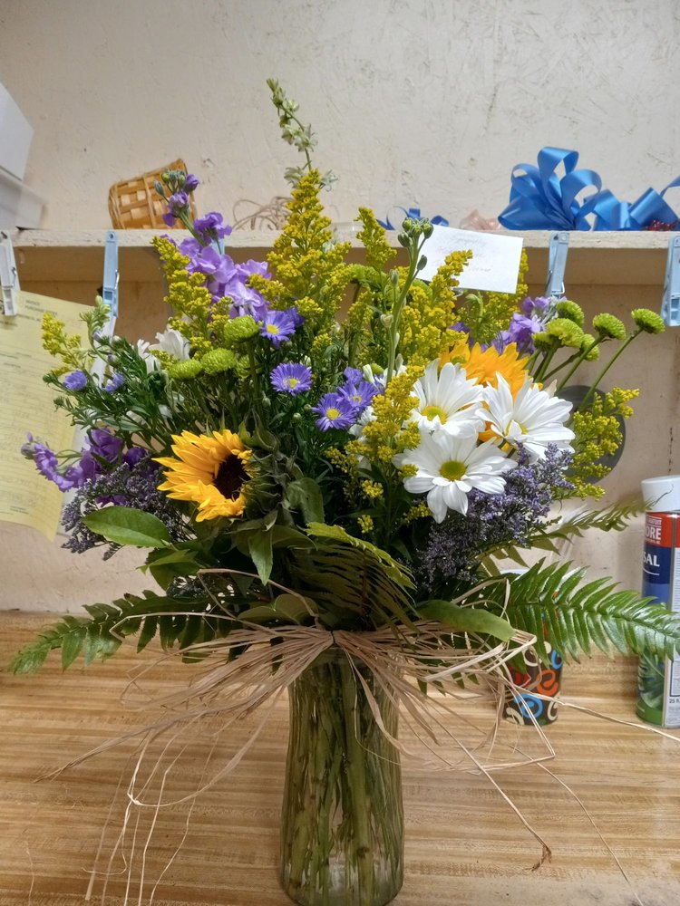 DEDE’S FLOWERS & GIFTS - Updated December 2025 - 1005 S Victor St ...