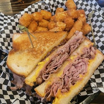 KRISTOPHERS BAR & RESTAURANT - Updated November 2025 - 75 Photos & 162 ...