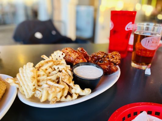 PLUCKERS WING BAR - LANDMARK - Updated July 2025 - 587 Photos & 846 ...