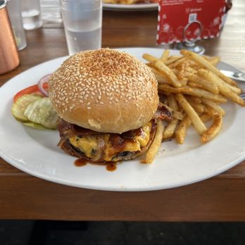 HI DIVE - Updated May 2025 - 287 Photos & 595 Reviews - Pier 28 1/2 ...