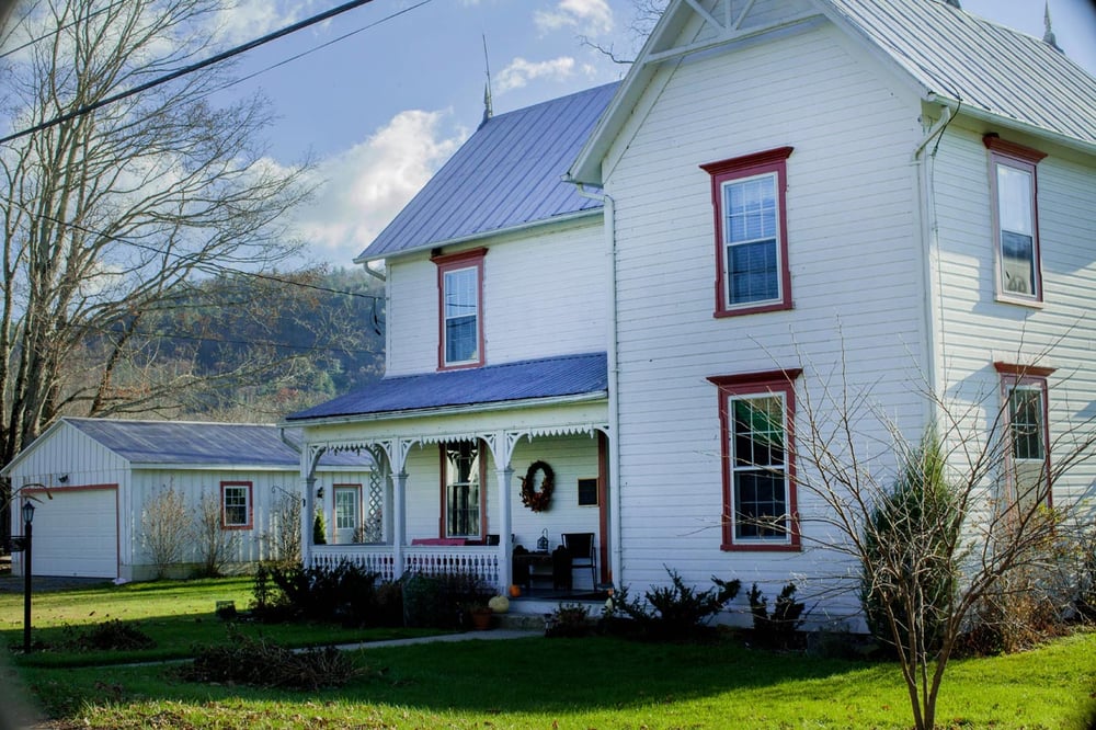 CHESTNUT RIDGE COUNTRY INN - Rt 1 Box 1 C, Dunmore, West Virginia - Bed ...