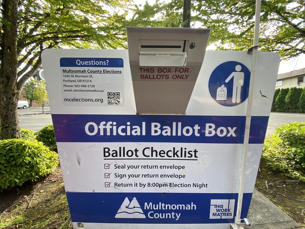 MULTNOMAH COUNTY LIBRARY - MIDLAND - Updated August 2024 - 17 Photos ...