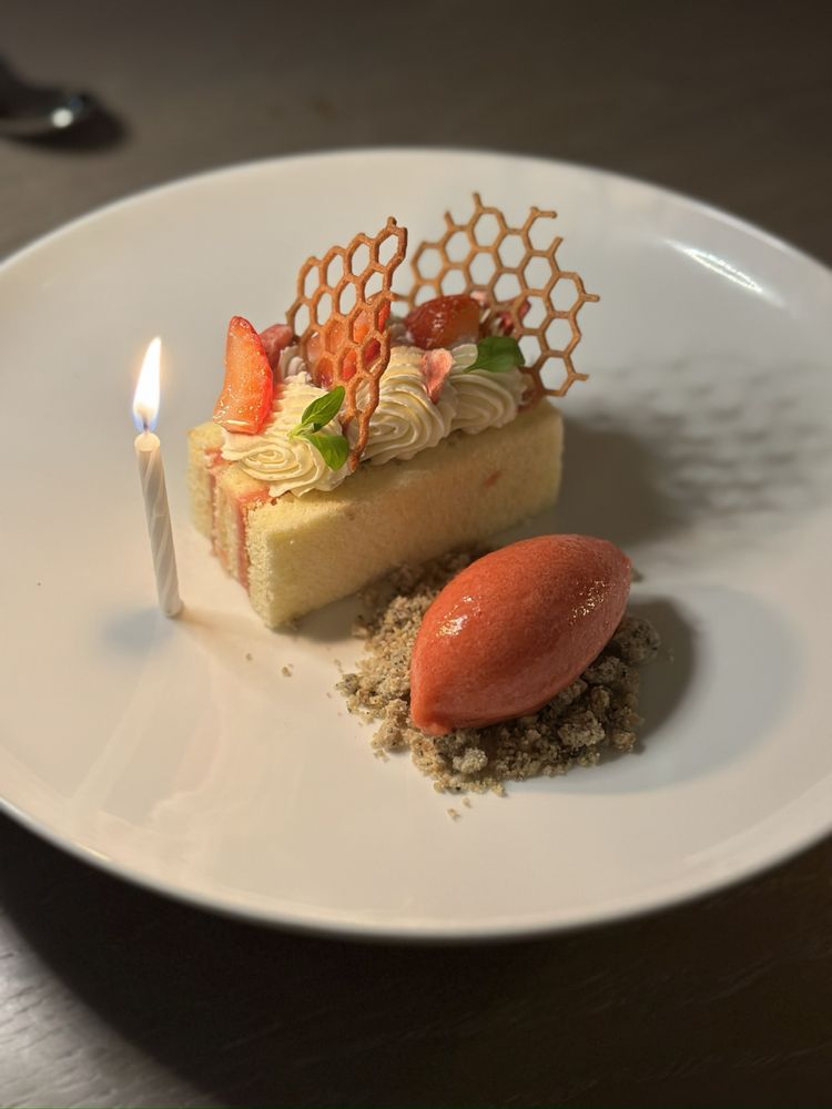 DAPHNE - 73 Photos & 22 Reviews - 67 Richmond Street W, Toronto ...