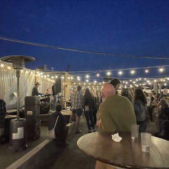 SACYARD COMMUNITY TAP HOUSE - Updated April 2025 - 370 Photos & 270 ...