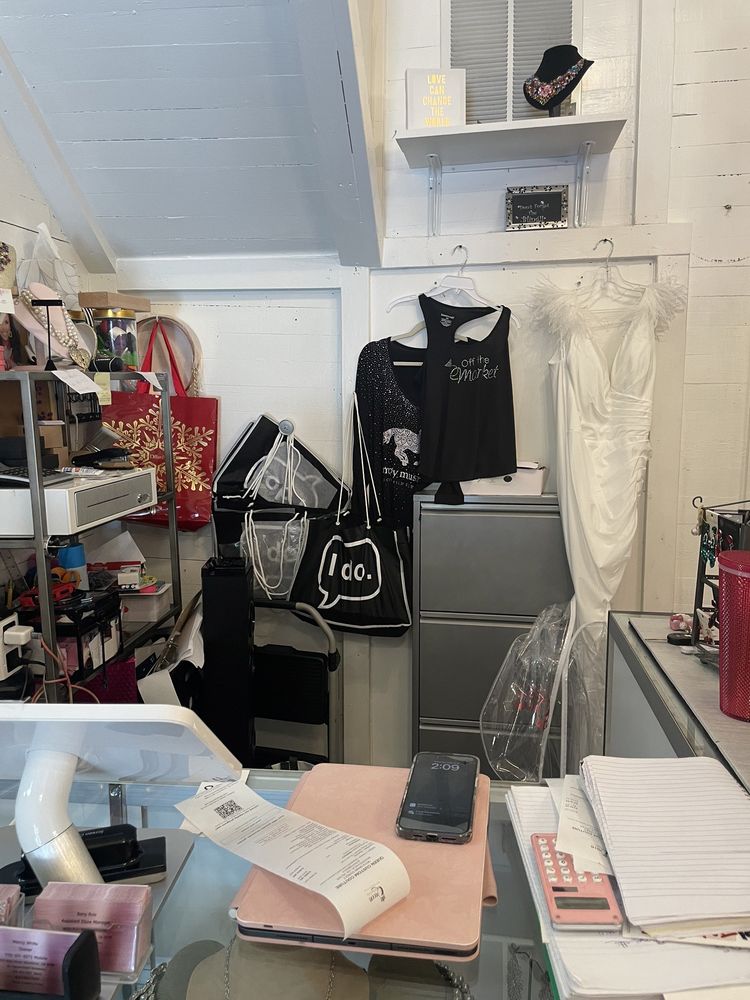 QUEEN CUSTOM COUTURE - Updated November 2025 - 11 Photos - 9010 Main St ...