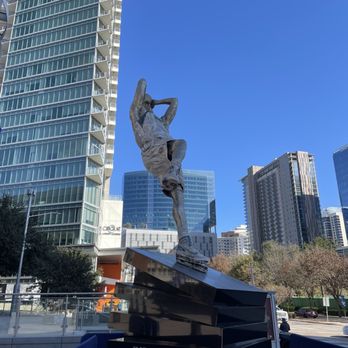 DIRK NOWITZKI STATUE - Updated December 2025 - 2500 Victory Ave, Dallas ...
