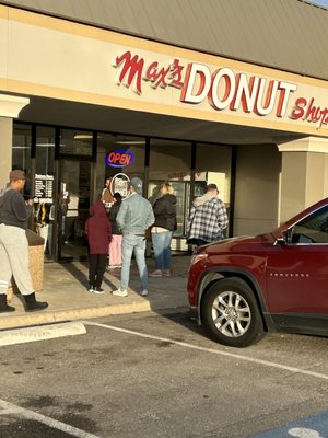 MAX’S DONUT SHOP - Updated July 2024 - 171 Photos & 319 Reviews - 105 N ...