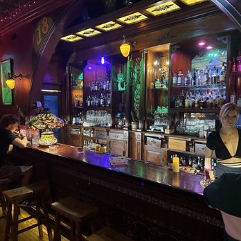 SHAKERS CIGAR BAR - Updated June 2025 - 242 Photos & 259 Reviews - 422 ...