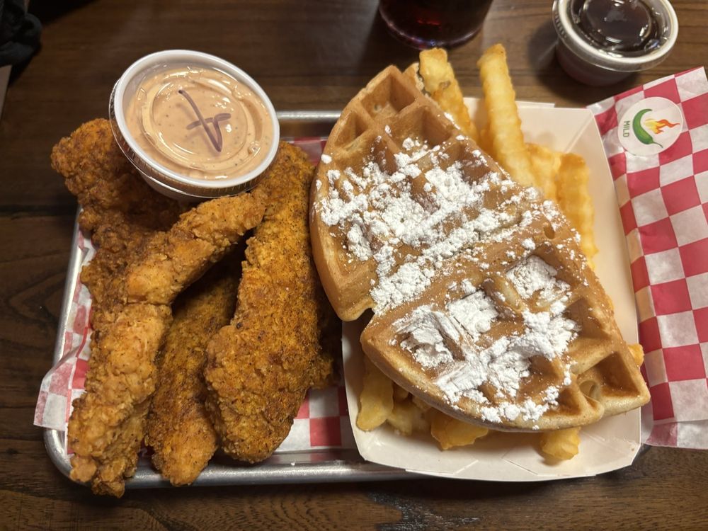 CHIX CHICKEN & WAFFLES - Updated June 2025 - 35 Central Ave NW, Le Mars ...
