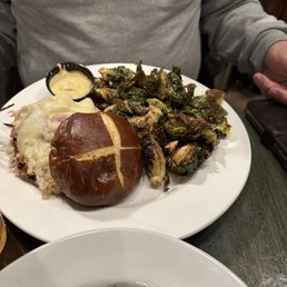FATHER TOM’S PUB - Updated June 2026 - 323 Photos & 350 Reviews - 32 N ...