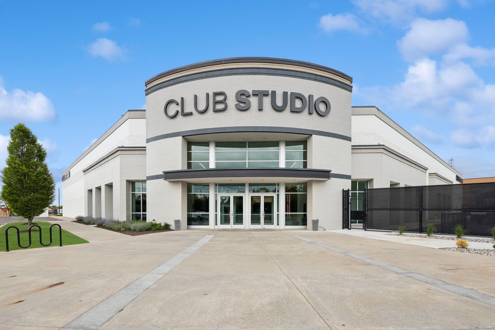 CLUB STUDIO - Updated January 2026 - 11 Photos - 3501 West Maple Rd ...