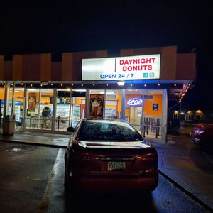DAYNIGHT DONUTS - Updated June 2024 - 149 Photos & 103 Reviews - 1980 ...