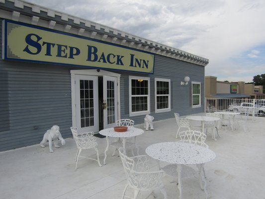 STEP BACK INN - Updated December 2025 - 12 Photos - 123 W Aztec Blvd ...