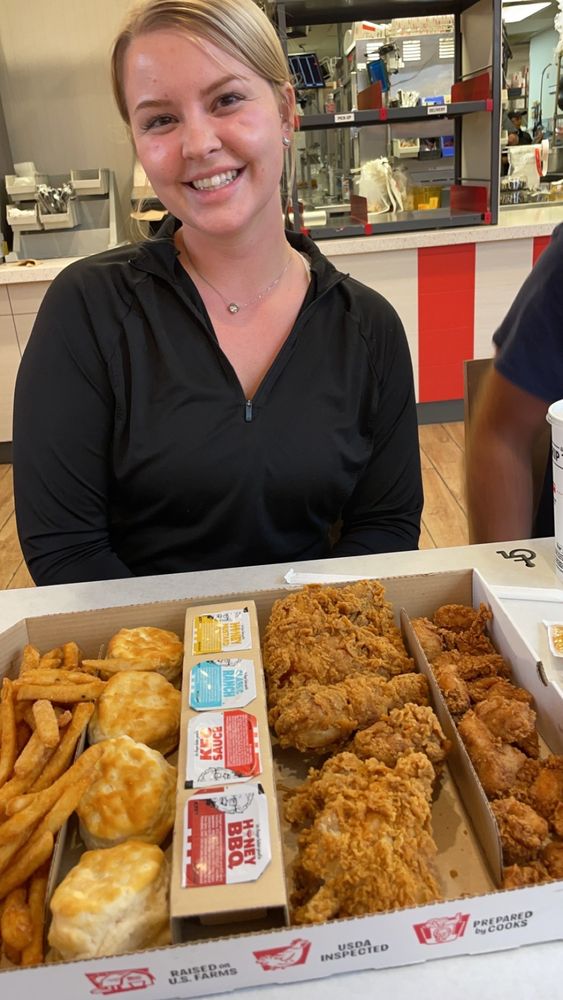 KFC - Updated December 2025 - 27 Photos & 33 Reviews - 400 Sheridan Rd ...