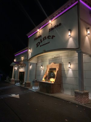 CLINTON STATION DINER - 393 Photos & 631 Reviews - 2 Bank St, Clinton ...