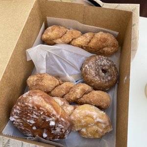 LONG’S BAKERY - 436 Photos & 578 Reviews - Donuts - 1453 N Tremont St ...