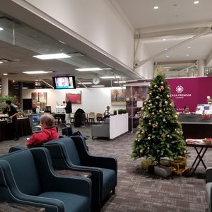 PORTER AIRPORT LOUNGE - 54 Photos & 53 Reviews - Airport Lounges - 60 ...