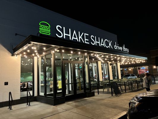 SHAKE SHACK LIBERTY CENTER - Updated December 2025 - 56 Photos & 107 ...