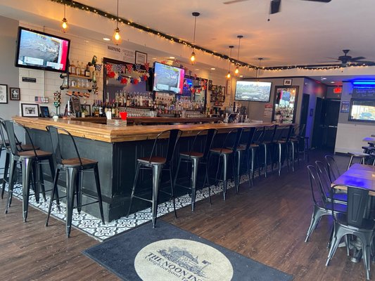 THE NOON INN - Updated December 2025 - 15 Photos - 382 East Meadow Ave ...