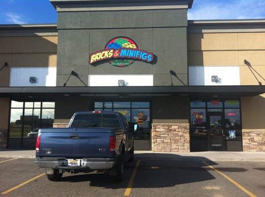 BRICKS AND MINIFIGS - Updated June 2025 - 16 Photos - 1911 King Ave W ...