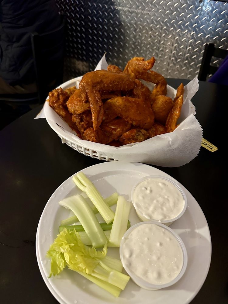 CEDAR INN - Updated June 2025 - 67 Photos & 69 Reviews - 4155 Cedar Ave ...