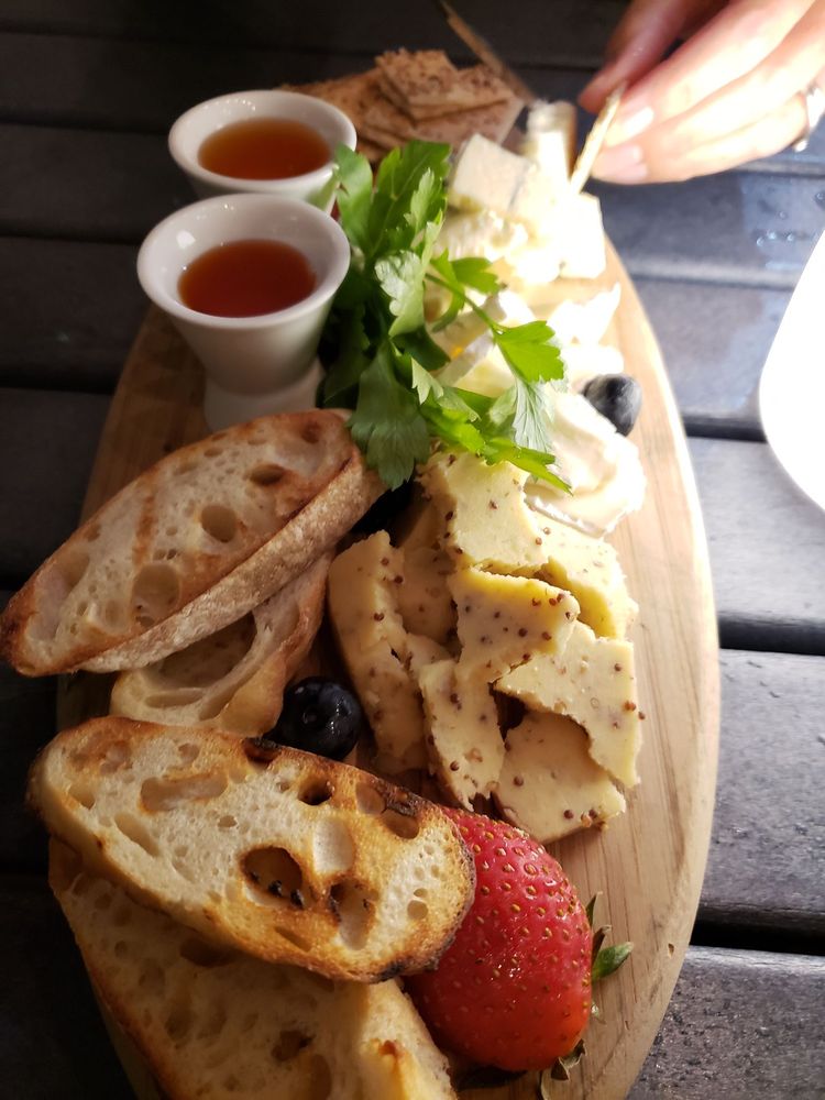 CHAIR 5 - 142 Photos & 186 Reviews - 1208 Ocean Rd, Narragansett, Rhode ...