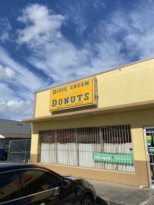 DIXIE CREAM DONUTS - Updated March 2025 - 50 Photos & 105 Reviews ...