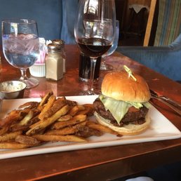 THE MAPLE LEAF - Updated January 2026 - 658 Photos & 431 Reviews - 137 ...