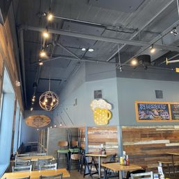 TRAPPEZE PUB - Updated October 2025 - 301 Photos & 572 Reviews - 269 N ...