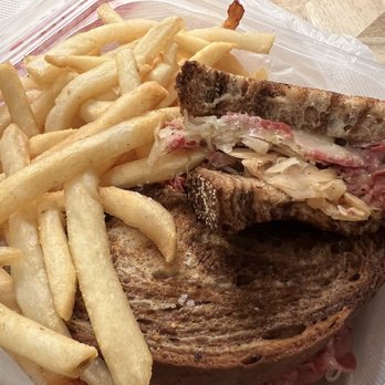 PERRYTOWN TAP HOUSE - Updated October 2025 - 64 Photos & 24 Reviews ...