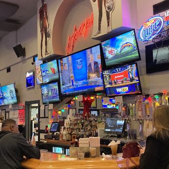HOOPS GRILL & SPORTS BAR - Updated December 2025 - 160 Photos & 81 ...