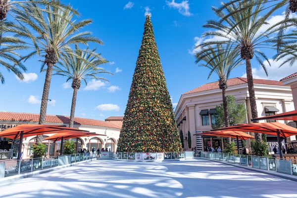 ICE RINK AT IRVINE SPECTRUM CENTER - Updated November 2025 - 60 Photos ...