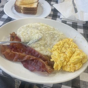 DEMITRIS RESTAURANT - Updated January 2025 - 148 Photos & 161 Reviews ...