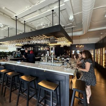 CRU BISTRO & BOTTLES - Updated October 2025 - 90 Photos & 39 Reviews ...