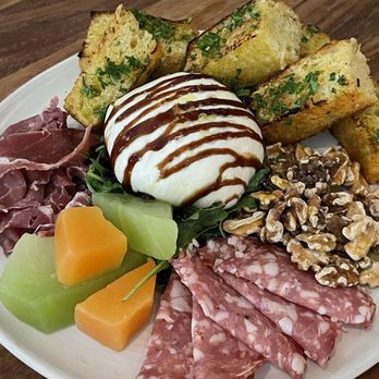 GIULIA - Updated May 2025 - 365 Photos & 208 Reviews - 215 S 4th St ...