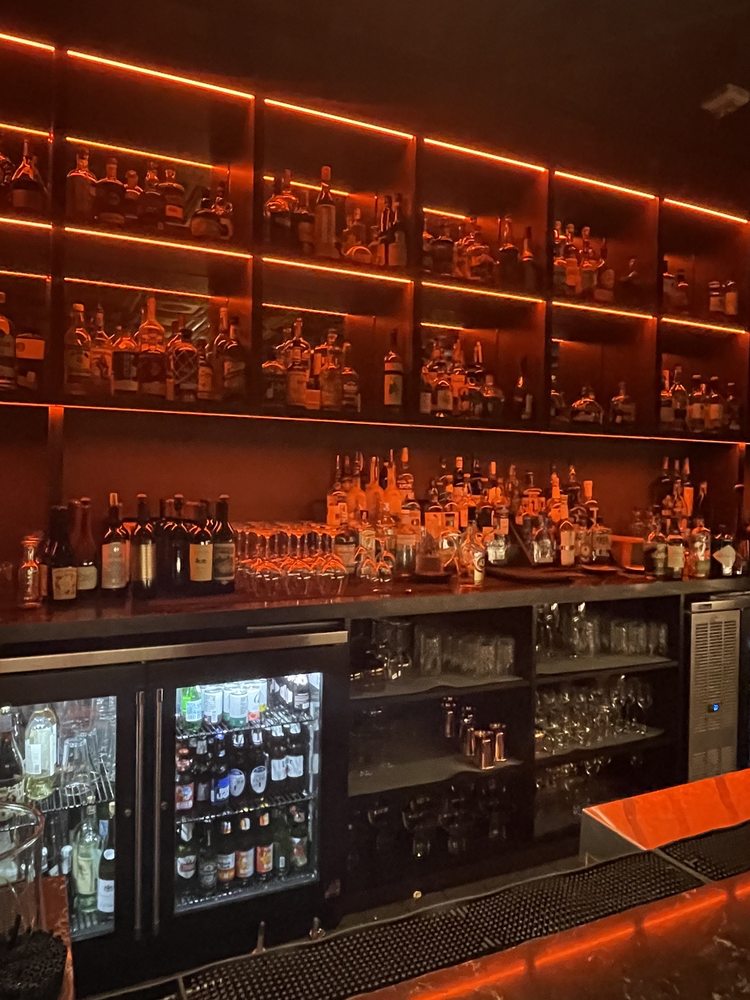 LA RESERVE, A FINE WHISKEY LOUNGE - 4 Riverway, Houston, Texas ...